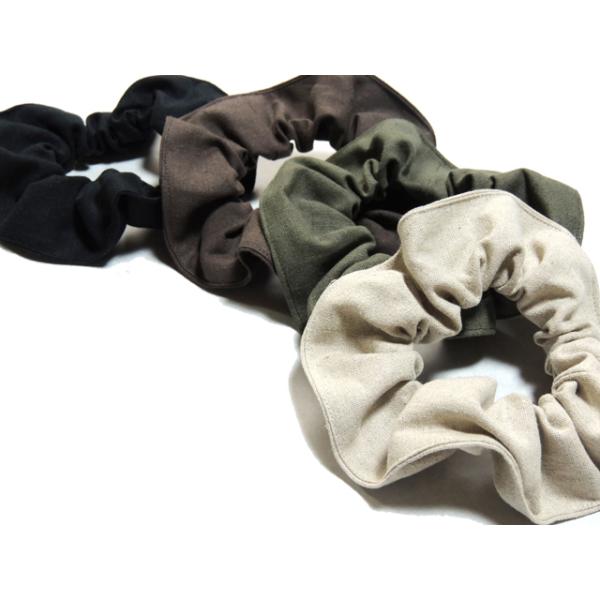 綿麻(ソフトリネンコットンキャンバス)でお作りしました。天然の麻の雰囲気を残しつつ、柔らかな手触りの合わせやすいシュシュです。マスクやブラウス、ボトムともお揃いの生地でお作りしておりますので、コーディネイトしやすい1品です。アームバンドとし...