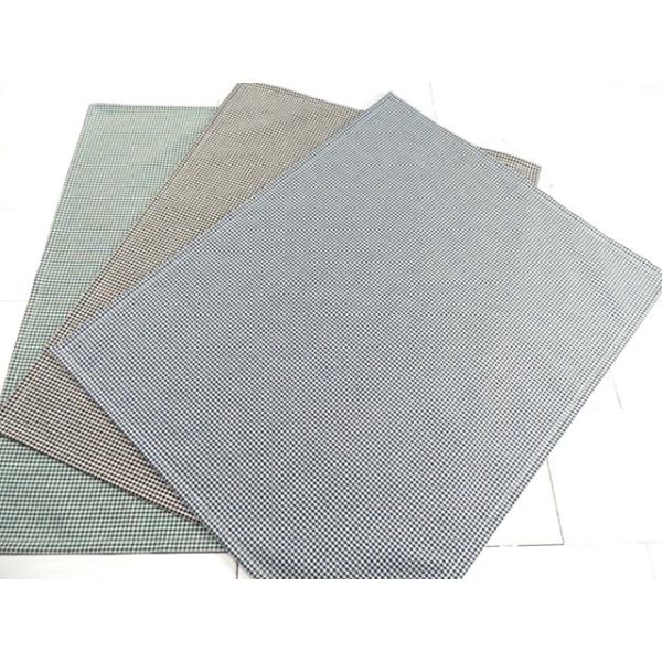 幼稚園・保育園での給食やお弁当時にかかせないランチョンマット3枚セット。丈夫で乾きも早くしわになりにくいＴ/Ｃの生地で作りました。※写真のお弁当箱やカトラリー、ランチバッグなどは商品には含まれておりません。※この商品は、コットンニーナのオリ...