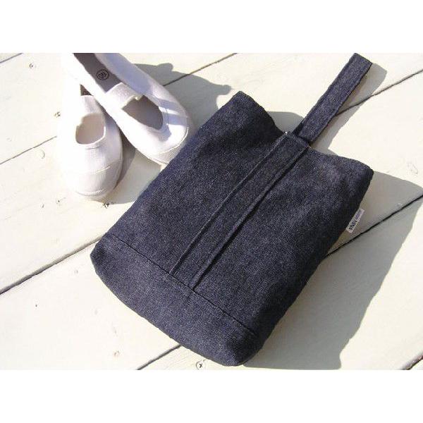 お子様の幼稚園や保育園での上靴や体育館シューズ入れ（22cm程度まで）としてお使いいただけます。デザインは持ち手がひとつの基本形です。持ち手の裏部分のテープの色は、紺デニム×赤ギンガムが赤色、紺デニム×紺ギンガムが紺色、黒デニム×黒ギンガム...