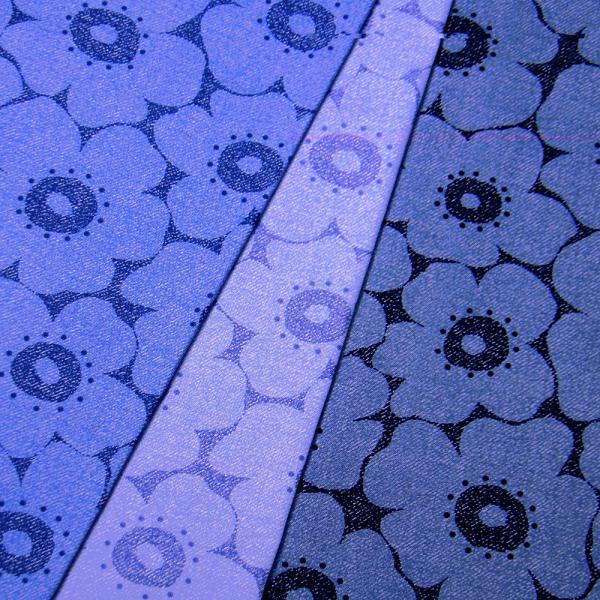 デニム風の生地に、大きめの花柄がかわいいオックス生地。洋服、袋物、インテリア、小物などにおすすめです。カラー：水色、ブルー、ネイビー◎50cm【数量が5】以上、10cm単位での販売になります。　　110cm幅　　素材　綿100%　　　厚さ　...