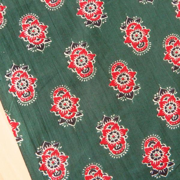 エスニックなインド更紗のカラムカリー（手描きもの）のプリント生地です。お洋服や小物、インテリアなどにオススメです。薄手コットンの心地良い肌ざわりですので、ワンピース、チュニック、パンツやスカーフ、ショールにも最適です。インド綿の伝統的な柄を...