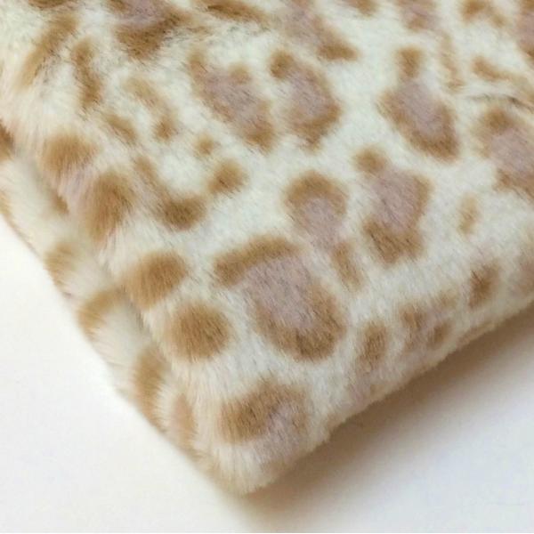 ふわふわで肌触りが良く、少し毛足のあるアニマルボアの着分（1M）です。毛足は約1ｃｍです。衣料、インテリア、小物、雑貨（ラグ・ひざかけ・ブランケット・ポンチョ、レッグウォーマー、ネックウォーマー、帽子やミトン）などにオススメです。ロック加工...