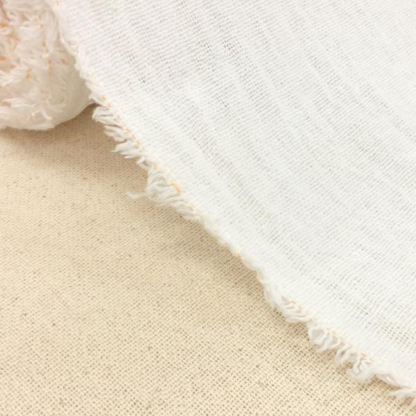 天日干しをしたインド綿生地なので、ワッシャー（しわ）が入っていて、ナチュラルな風合い。さっくりとした粗い目ですが、柔らかな風合いです。お洋服や雑貨、インテリアなどにオススメです。天日干しはタンブラー機械乾燥とは違う、お日さまの日差しでゆっく...