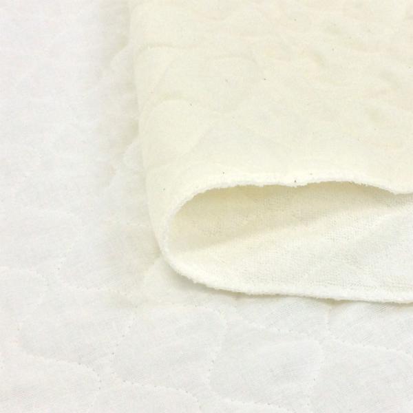 ダブルガーゼのコンピューターキルト生地。肌触りがよく、ベビー用品、夏掛けの布団代わりにもよさそうです。表は、ダブルガーゼ生地、裏は、パイル地（タオル地）ベビーグッズ、カバー、袋物などにおすすです。キルティング生地はメーカーのキルティング加工...