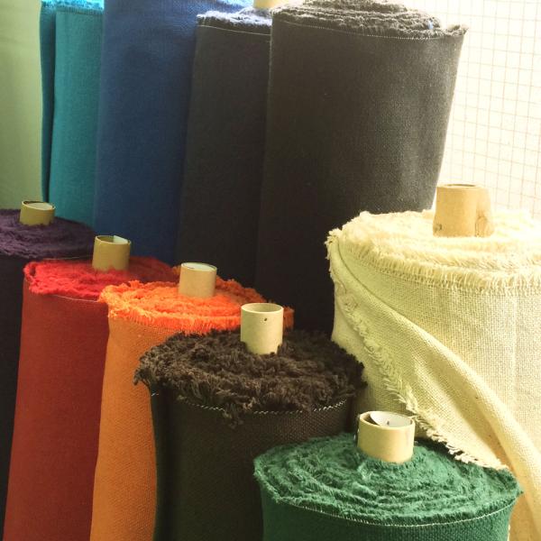 カラフルな色合いがおしゃれで楽しいカラーバリエーション。目が粗く、ざっくりとした風合いのアジアンテイストたっぷりの生地です。メキシカンドビーシリーズの厚手で無地の布地。トートバッグやリュックなどのバッグ類、玄関マット、ラグ、ランチマットなど...