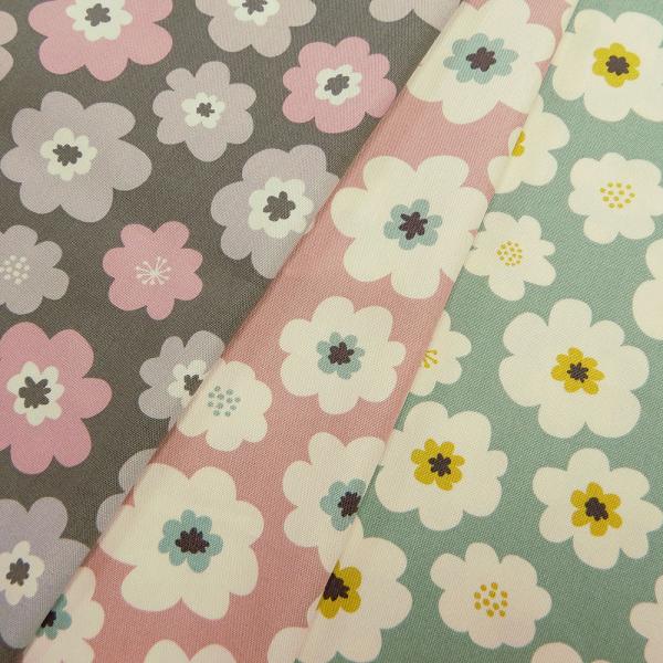 大きめの花柄がかわいいオックス生地。クッションカバーやカーテンなどのインテリア、袋物や雑貨などにオススメです。◆同じ柄のキルティング生地あります。カラー：グレー、ミントグリーン、ピンク◎50cm【数量が５】以上、10cm単位での販売になりま...