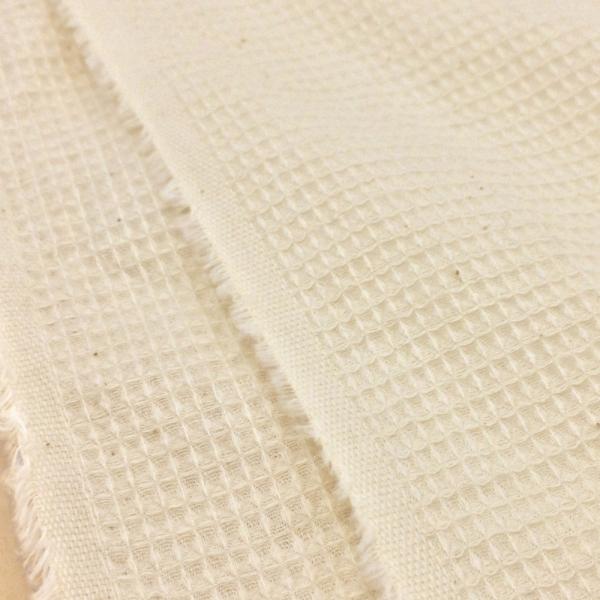 オーガニックコットンのワッフル生地です。ワッフルの凹凸１マスの大きさは、約横3mm×縦4mm程度です。柔らかく、さらっとした肌ざわりです。お洋服、寝具や、パジャマ、キッチンまわりの布雑貨など、様々なシーンでお使い頂けます。吸水性が良いので、...