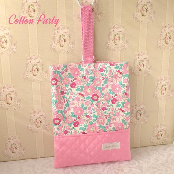 リバティの11号帆布生地を使用したシューズバックです。少し厚みのある1生地で張りのある仕上がりとなっております。ハンドメイドで丁寧に縫製しております。内側にはお名前ラベルをお付けしてあります。丈夫で長くお使いいただけます。柄の出方が写真と異...