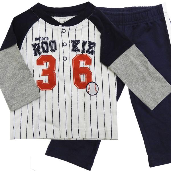 送料無料 カーターズ ベビー服 ベビー 長袖 カットソー パンツ セットアップ 上下セット 野球 ユニフォーム 6M 61〜67cm商品説明 ユニフォームデザインのかっこいい重ね着風長袖Tシャツとカットパンツの上下セット前フォックでお着替え...