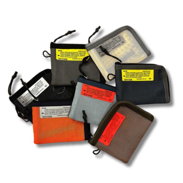 COLOR：アイボリー、チャコール、オレンジ、ベージュ、ブルー、グリーン、ブラックSIZE：W13×H10(cm)MATERIAL：ポリ塩化ビニル ポリエステル財布としても使える、塩ビでコーティングされた硬めのメッシュ生地を使用したマルチケ...