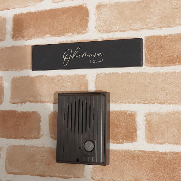 ネコポスによるポスト投函で、お届けとなります（代引き不可）表札サイズ：W200ｘH50xT10mm文字加工：レーザー加工（着色無し）※文字に凹みはございませんので、ご了承下さい。取付方法：ボンド接着文字色：タイル下地（ベージュ系）付属品：屋...