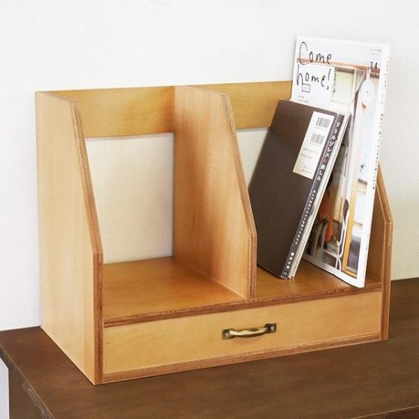 北海道で製作されています。ナチュラル仕上げのおしゃれな本立て。引き出しつきで、細かい物の整理にもピッタリ。■商品サイズ約 横幅380×奥行204×高さ300mm引き出し内寸 約 横幅340×奥行174×高さ38mm（板の厚みなどで多少の誤差...