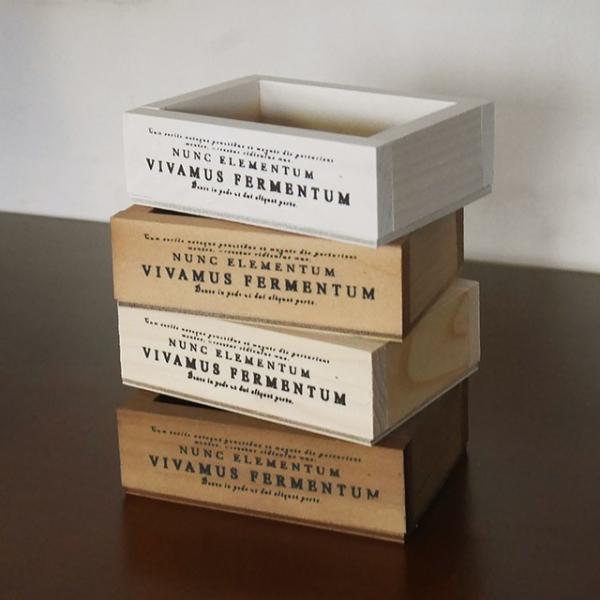 北海道で製作されています。ミニチュアサイズだから駄菓子のおすそ分けや小物をプレゼントする時にラッピングに使ってもカワイイ！アクセサリーや手芸パーツなど、小物の整理にも◎ミニチュア多肉植物のトレイとしても。北海道産パイン材使用。■商品サイズ約...