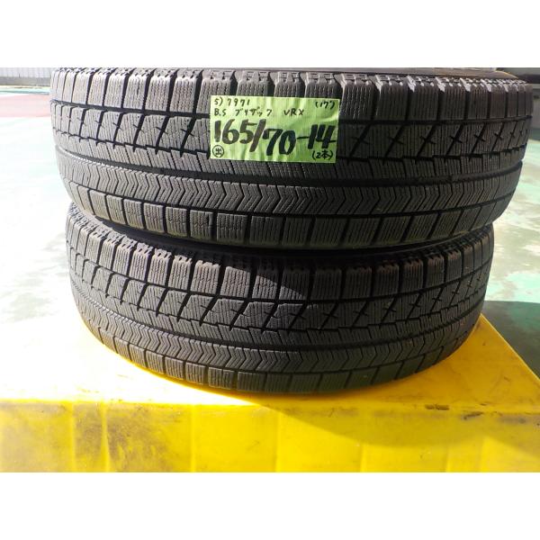 ★　サイズ・・１６５／７０Ｒ１４★　状態・・・２０１７年製冬用スタッドレスタイヤになります。センター部約５．５〜６ミリ６分山程度あるかと思います。経年小ヒビ若干の片べり等見られ現状になります。エアーチェック問題ありませんでした。（画像参照）...