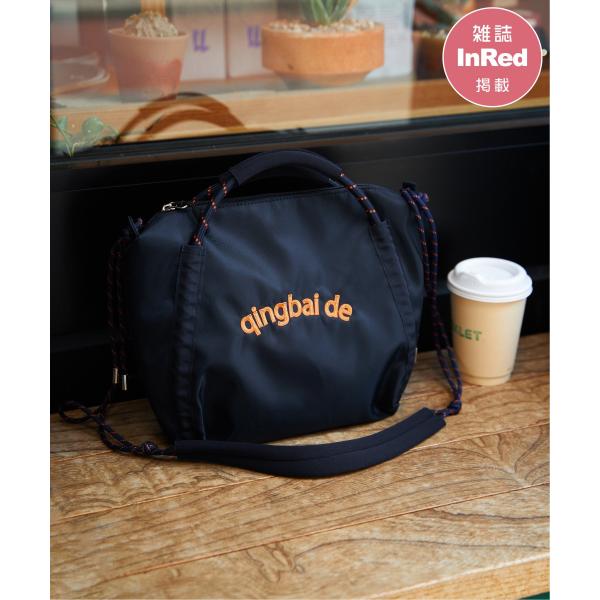 【雑誌InRed(宝島社)5月号掲載】軽量で扱いやすい撥水素材を使用した、デイリーに活躍するロゴ入りミニトートバッグ。手持ちとショルダーの2WAY仕様に加え、背面にはメッシュポケットを備え、使い勝手のよさにもこだわりました。スポーティーなロ...