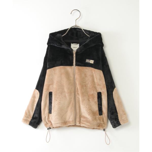 ふんわりとしたフェイクファーを使用した、季節感たっぷりのジップパーカー。胸元の切り替えデザインがスポーティーな雰囲気をプラスし、アクティブな着こなしにマッチします。裾にはドローコード付きで、シルエットのアレンジも可能。見た目のあたたかさと実...