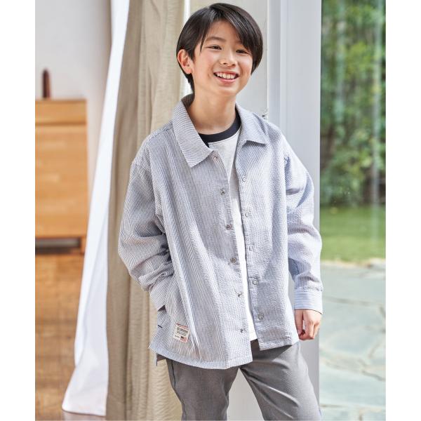 シャツとしても、軽い羽織りアウターとしても使えるシャウター。フロントはスナップボタン仕様で、パーカーやTシャツの上からもサッと羽織りやすいデザインです。【素材】素材には、凹凸感と軽量感が特徴のポリエステルサッカーを使用。さらっとした肌離れの...