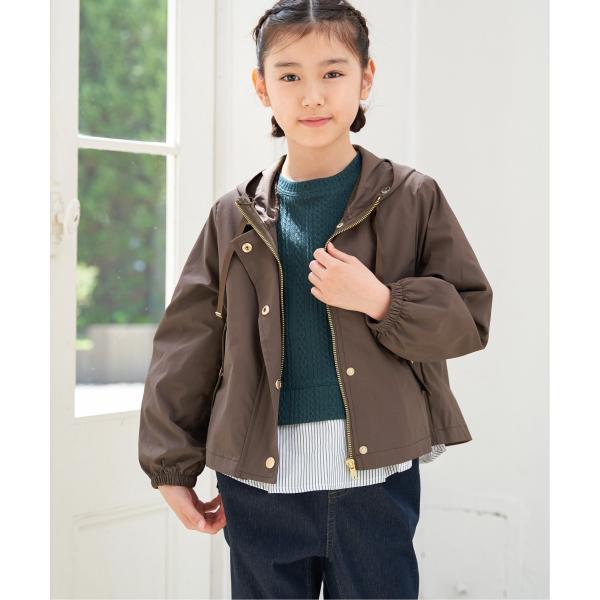 軽やかな着心地ときちんと感を兼ね備えたマウンテンパーカー。裾の前後差とフレアラインが動きに表情をプラスします。脱着可能なグログランテープ仕様のスピンドルが、高級感と実用性を両立させています。【素材】ピケ織りポリエステル。【デザイン】スピンド...