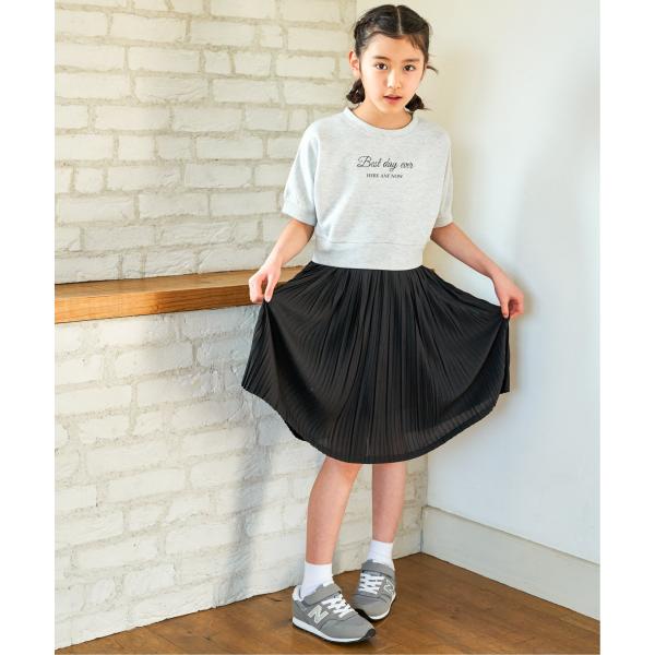 トレーナーとプリーツスカートを組み合わせた、ドッキングデザインのワンピース。コーデに迷わず、デイリーからお出かけまで幅広く活躍するアイテムです。【素材】ラメ混ミニ裏毛×ポリエステルプリーツ。【デザイン】トレーナー×プリーツスカートのドッキン...