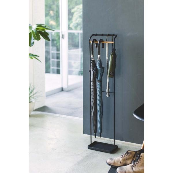 ［アイテム説明］掛けやすく、取りやすい、傘を引っ掛けて収納するタイプのアンブレラスタンドです。フックが付属しているので、折り畳み傘や靴べらなどの収納場所に困る小物もまとめて収納！場所をとらないスリムな設計で玄関にもすっきり置けます。下部のト...