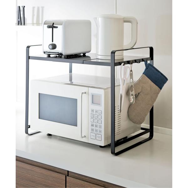 ［アイテム説明］白、黒のモノトーンデザインがおしゃれな tower（タワー）シリーズ。モノをスマートに収納し、部屋を広く見せるよう隅々まで計算された、スタイリッシュで美しいシリーズです。スペースに合わせて伸縮できるレンジラックです。大型の電...