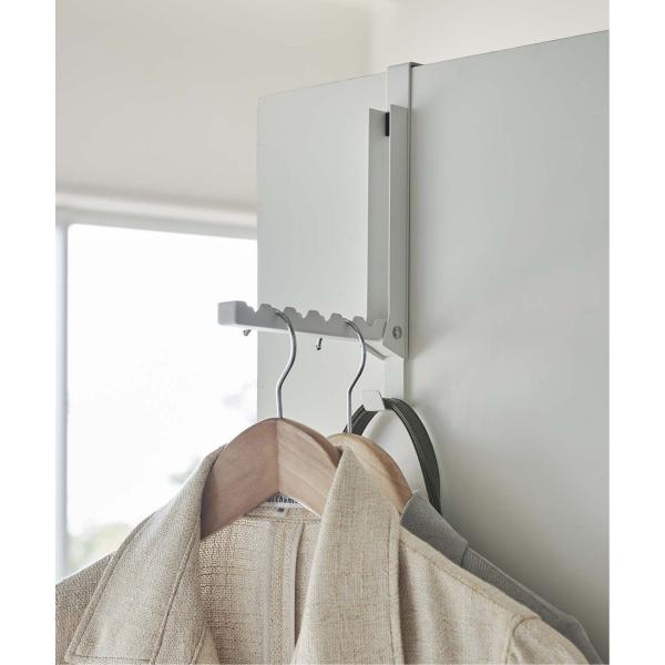 [アイテム説明]白、黒のモノトーンデザインがおしゃれな tower（タワー）シリーズ。モノをスマートに収納し、部屋を広く見せるよう隅々まで計算された、スタイリッシュで美しいシリーズです。使わない時は収納できる折り畳み式ドアハンガー。引っ掛か...