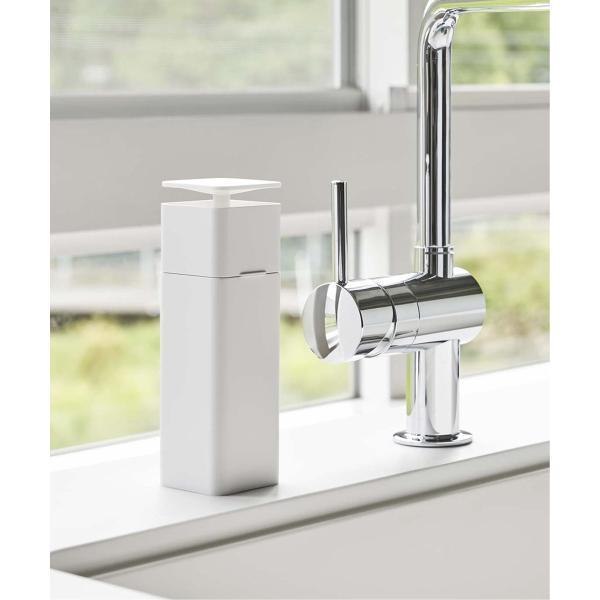 ［アイテム説明］白、黒のモノトーンデザインがおしゃれな「tower/タワー」のディスペンサー。片手で押すだけでスポンジに直接洗剤が付く便利なアイテム。 蓋が外れて詰め替え簡単。分解できるため、しっかりお手入れ可能。 化粧水やアルコール(95...