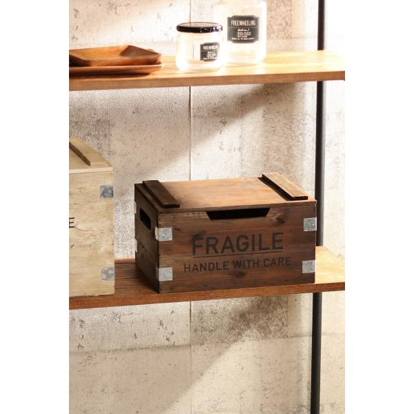 ［アイテム説明］外国でドリンクボトルなどを入れていた、古いヴィンテージ木箱をイメージしたコンテナボックス。FRAGILE HANDLE WITH CARE=こわれものにつき取扱注意という意味のプリントです。ぱかっと開くフタ付きで、ほこりや視...