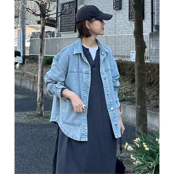 【sweet web 2月掲載!!】裾がシャツのようにラウンドカットされているシャツ型のデニムジャケット！【Detail】生地は硬すぎず、さらっと羽織りやすくゆったりとしたオーバーサイズシルエットのデニムジャケット。洗い加工によるフェード感...