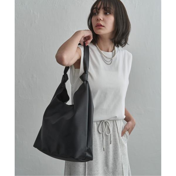 結び目がアクセントになったシンプルなトートバッグ。持ち手部分が広く、ラクに肩掛けできるのも使いやすさのポイントです。【Detail】・A4サイズ、500mlのペットボトル収納可能。・間口はマグネット開閉。・内側：オープンポケット×1、ファス...