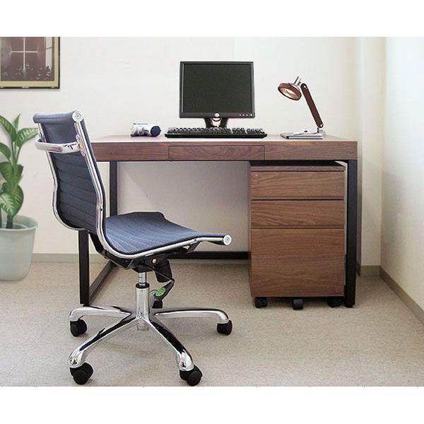 幅を60cm〜150cmまで1cm単位でサイズオーダーできるセミオーダーデスク。書斎のスペースに合わせてピッタリのサイズでお作りします。奥行きは省スペースな45cm、広々と使える60cmの2サイズから選んでいただけます。おしゃれでかっこいい...