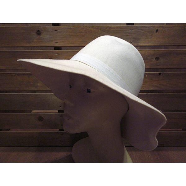 ◆サイズ◆頭周り・・・約55cm前後（写真のマネキンの頭周りは約52cm程です。）ブリム・・・約11cmクラウン・・・約10cm(計測箇所によって多少異なりますのでだいたいの目安としてお考えください。)◆状態◆クラウンの裏面に数mm程の汚れ...