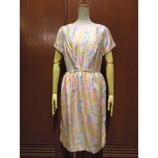 ◆サイズ◆肩幅・・・約39.5cm身幅・・・約47cmウエスト・・・約70cm袖丈・・・約16cm着丈・・・約95cm(計測箇所によって多少異なりますのでだいたいの目安としてお考えください。)◆状態◆擦れ傷が数箇所にあります。ピンホールが数...