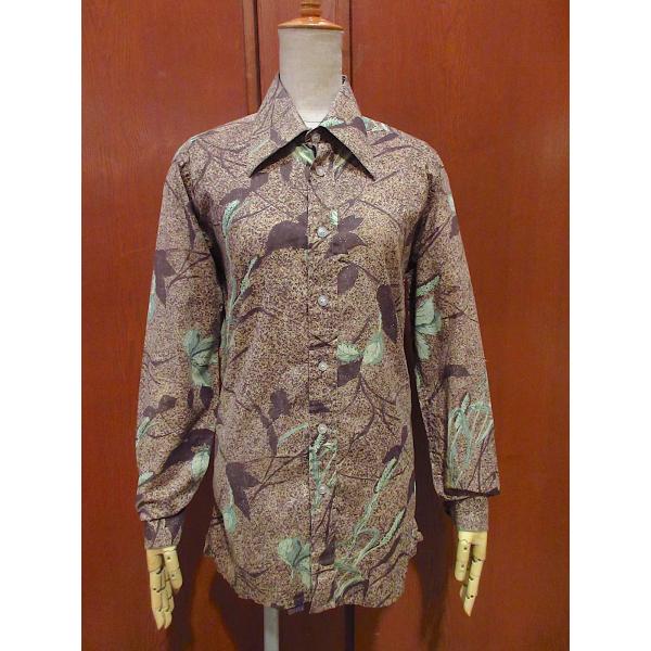 ◆サイズ◆表記・・・M肩幅・・・約43cm身幅・・・約49.5cm袖丈・・・約62.5cm着丈・・・約74cm(計測箇所によって多少異なりますのでだいたいの目安としてお考えください。)◆状態◆バック右側のステッチに約1cmの解れがあります。...