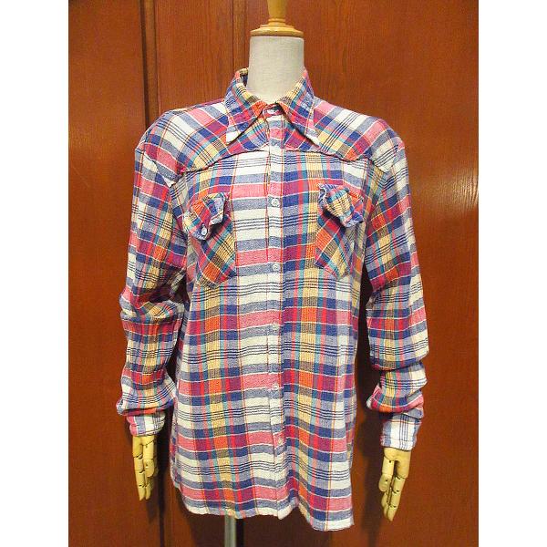 ◆サイズ◆表記・・・XL肩幅・・・約48cm身幅・・・約58cm袖丈・・・約63cm着丈・・・約69cm{計測箇所によって多少異なりますのでだいたいの目安としてお考えください。)◆状態◆左脇部分にダメージがあります。数カ所に細かいダメージが...