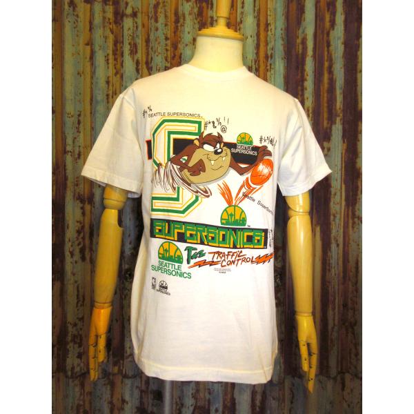 ◆商品名◆1990’s DEADSTOCK SEATTLE SUPERSONICSダズマニアンデビルプリントTシャツ size XL◆サイズ◆表記：XL肩幅：約43cm身幅：約45cm袖丈：約20cm着丈：約67cm※計測箇所によって多少異...