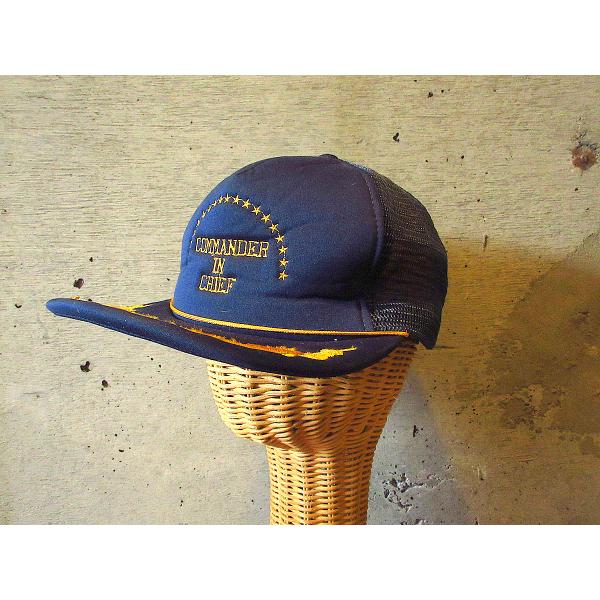 ◆商品名◆1980’s COMMANDER IN CHIEFスナップバックメッシュキャップ紺◆サイズ◆表記：ONE SIZE FITS ALL頭周り：約58cm〜約63cmブリム：約8cm※計測箇所によって多少異なりますのでだいたいの目安と...