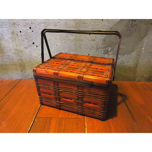 ◆商品名◆-1970’s ピクニックバスケット◆サイズ◆縦：約27cm横：約32cm高さ：約19cm※計測箇所によって多少異なりますのでだいたいの目安としてお考えください。◆状態◆全体的に若干の汚れあり※ダメージ、汚れが気になる方、神経質の...