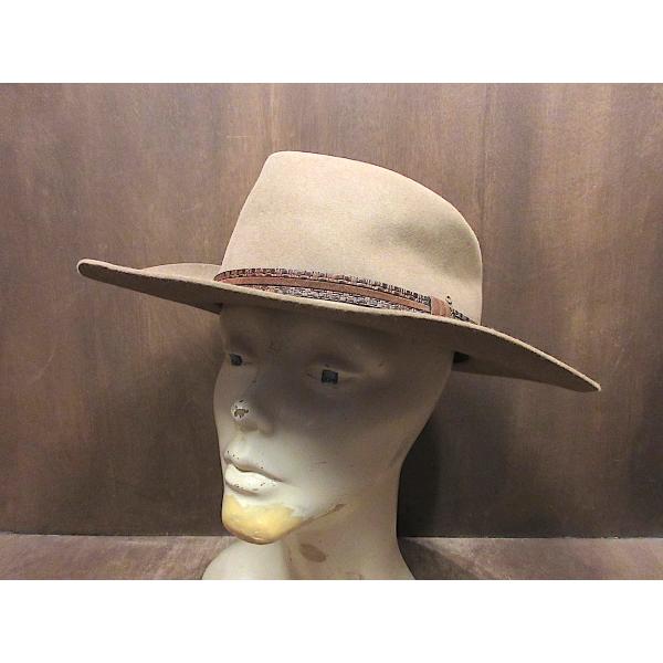 ◆商品名◆ビンテージ AKUBRA フェドラハット size 58◆サイズ◆表記：58頭周り：約56.5cm前後（写真のマネキンの頭周りは約52cm程です。)ブリム幅：約8cmクラウン高さ：約10.5cm※計測箇所によって多少異なりますので...