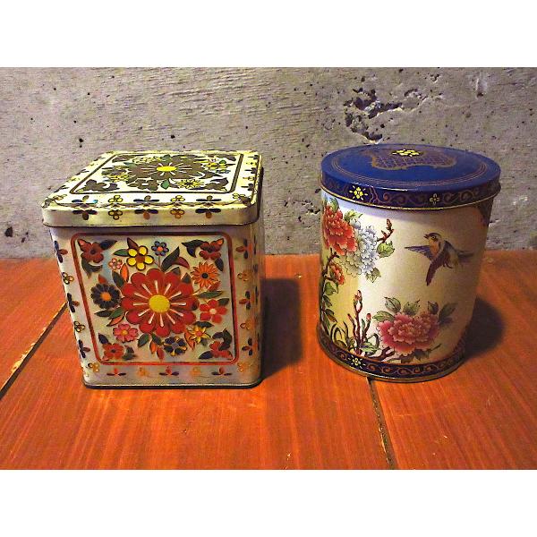 ◆商品名◆Daher社製ブリキ缶２個セット◆サイズ◆(立方体)高さ：約10.5cm横幅：約9.5cm(円柱)高さ：約11cm底直径：約9cm※計測箇所によって多少異なりますのでだいたいの目安としてお考えください。◆状態◆全体的に汚れやサビ、...