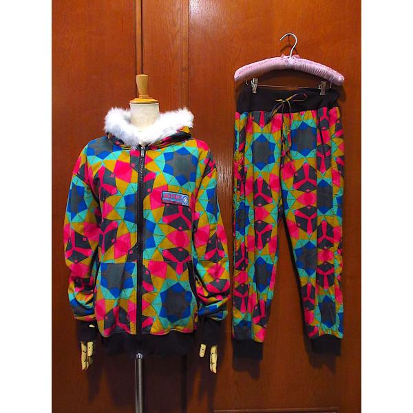 ◆商品名◆1980’s レディース JACKFRUIT フェイクファー付き 総柄 ジップアップ パーカ＆パンツ ツーピース◆サイズ◆(パーカ)表記： L/XL肩幅：約53cm身幅：約61cm袖丈：約71cm着丈：約66.5cm(パンツ)表記...