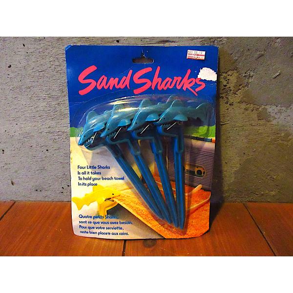 ◆商品名◆1980’s DEADSTOCK Sand Sharks ビーチタオルホルダー 青◆サイズ◆（包装）縦：約26.5cm横：約20cm奥行き：約3cm（タオルホルダー）縦：約17cm横：約8cm奥行き：約3cm※計測箇所によって多少...