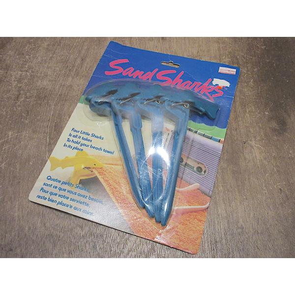 ◆商品名◆1980’s DEADSTOCK Sand Sharks ビーチタオルホルダー 青◆サイズ◆縦：約26.5cm横：約20cm（未開封のため中身のサイズ計測が出来ません。）※計測箇所によって多少異なりますのでだいたいの目安としてお考...