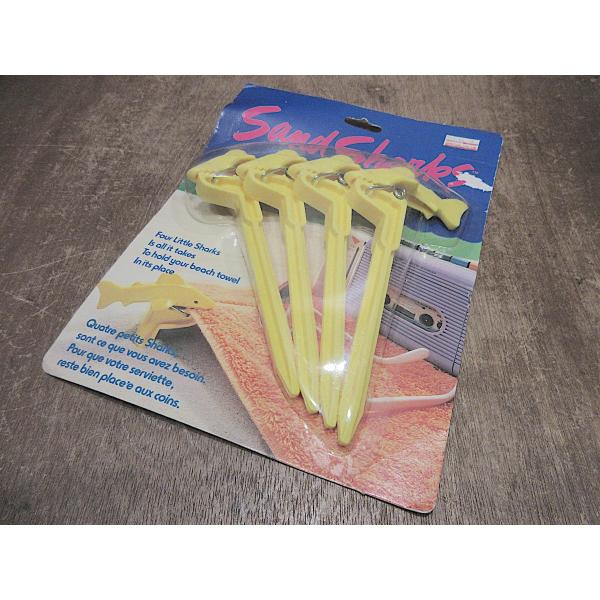 ◆商品名◆1980’s DEADSTOCK Sand Sharks ビーチタオルホルダー 黄色◆サイズ◆縦：約26.5cm横：約20cm（未開封のため中身のサイズ計測が出来ません。）※計測箇所によって多少異なりますのでだいたいの目安としてお...