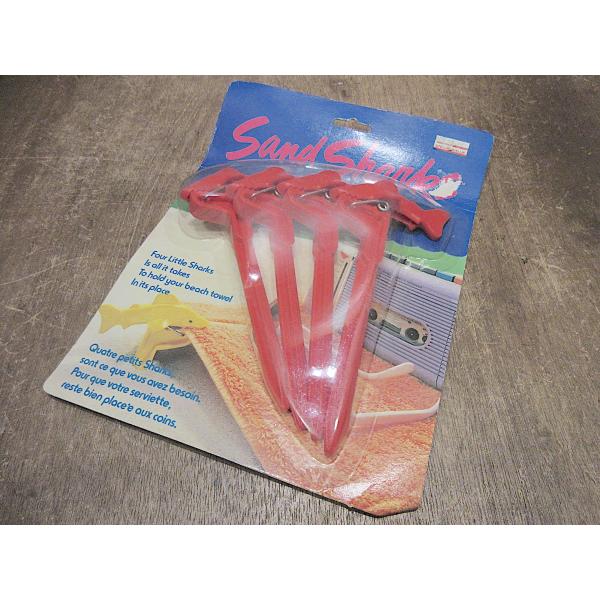 ◆商品名◆1980’s DEADSTOCK Sand Sharks ビーチタオルホルダー 赤◆サイズ◆縦：約26.5cm横：約20cm（未開封のため中身のサイズ計測が出来ません。）※計測箇所によって多少異なりますのでだいたいの目安としてお考...