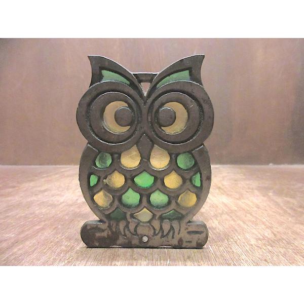 ◆商品名◆1970’s フクロウモチーフ メタル ナプキンホルダー◆サイズ◆高さ：約11cm（最大）横幅：約9.2cm（最大）奥行：約3.5cm※計測箇所によって多少異なりますのでだいたいの目安としてお考えください。◆状態◆スタンド部分にグ...