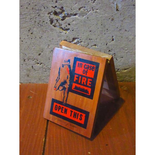 ◆商品名◆ビンテージ ”in case of FIRE OPEN THIS” ウッドサイン◆サイズ◆縦：約10cm横：約7.7cm※計測箇所によって多少異なりますのでだいたいの目安としてお考えください。◆状態◆所々に傷、汚れ、スレあり金具部...