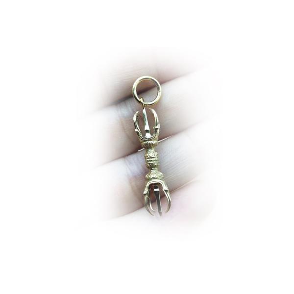 プレミアム密教法具 五鈷杵 スモールサイズ空海が伝えた密教法具、著名な作家などファンも多い法具です。魔を滅し、幸福を齎すパワーがあると言われています。本商品は実際の神聖な儀式などでも用いられる本物のクオリティで制作されておりますので、細部の...