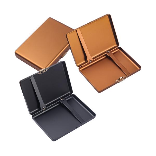 マットメタル シガレットケース丸みを帯びたシンプルデザインでオシャレなつや消しカラーのシガーケース♪上部・下部の両方に煙草を収納できてとっても便利♪ストッパーが付いているので片側をカードホルダーとして使えばちょっとした外出はこれだけでOK♪