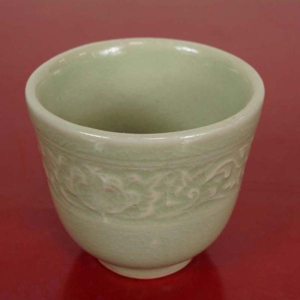 「セラドン焼き」で有名なブランド「サイヤムセラドン(Siam Celadon)」湯?みです。セラドン色と呼ばれる青磁色と貫入(クラック)と呼ばれる小さなひびが特徴です。淡いセラドングリーンの無地に植物の模様が浮き上がった美しい湯呑みです。サ...